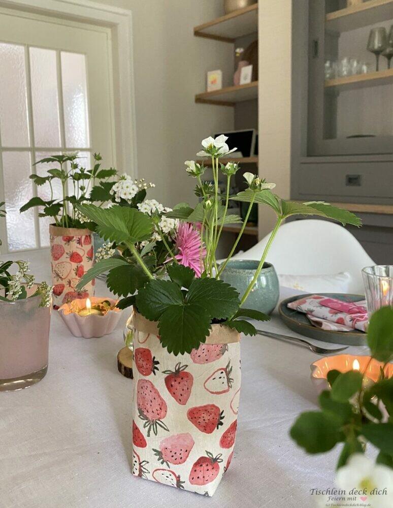 Den Tisch mit Erdbeeren dekorieren und eine DIY Idee mit Tetra Pak ...
