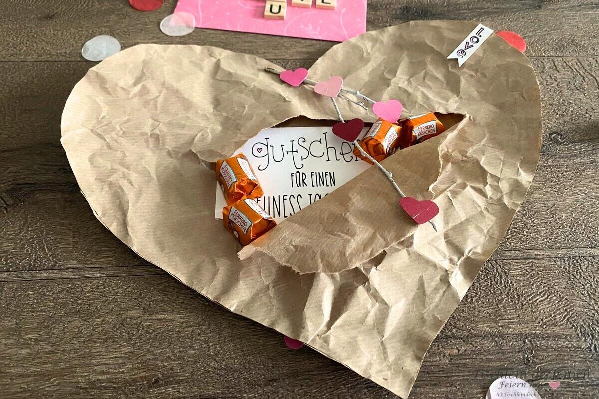 DIY zum Valentinstag - Geschenktüte basteln in Herzform - Tischlein ...